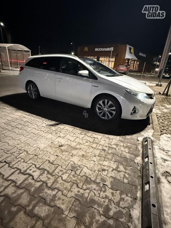 White Toyota Auris 2013 in Vilnius, with an engine capacity of 1.80 L and mileage of 209 thousand km for 9350 €, photo 2 on AUTOMOTO.COM.LV