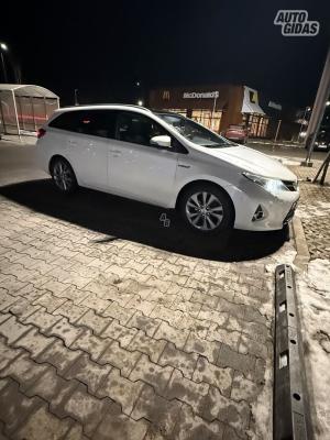 White Toyota Auris 2013 in Vilnius, with an engine capacity of 1.80 L and mileage of 209 thousand km for 9350 €, photo 2 on AUTOMOTO.COM.LV