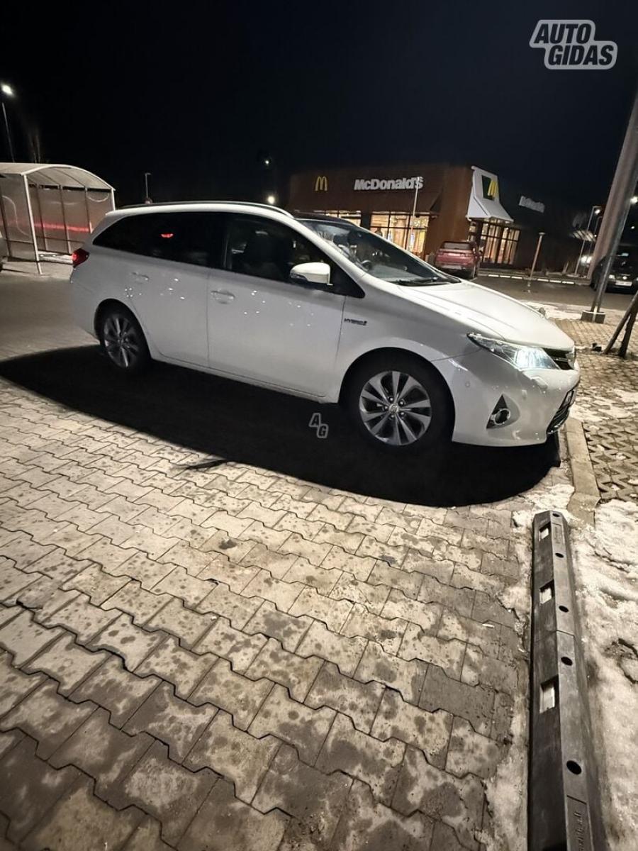 White Toyota Auris 2013 in Vilnius, with an engine capacity of 1.80 L and mileage of 209 thousand km for 9350 €, photo 2 on AUTOMOTO.COM.LV