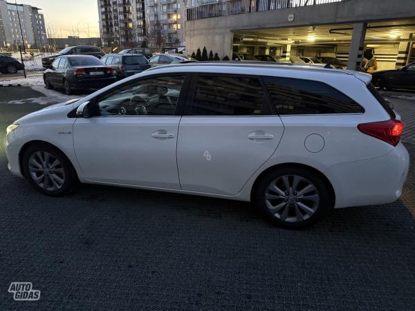 White Toyota Auris 2013 in Vilnius, with an engine capacity of 1.80 L and mileage of 209 thousand km for 9350 €, photo 3 on AUTOMOTO.COM.LV
