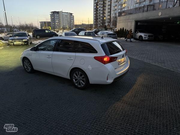 White Toyota Auris 2013 in Vilnius, with an engine capacity of 1.80 L and mileage of 209 thousand km for 9350 €, photo 4 on AUTOMOTO.COM.LV