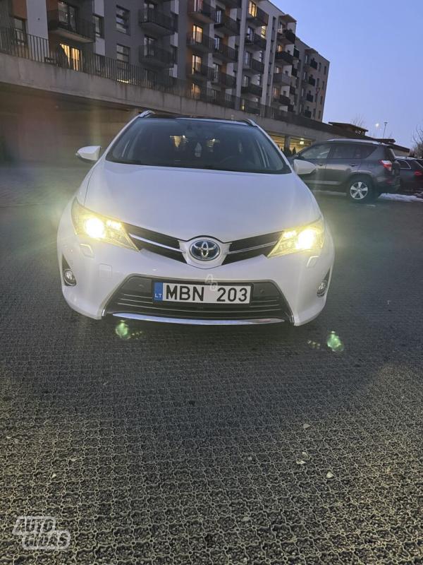 White Toyota Auris 2013 in Vilnius, with an engine capacity of 1.80 L and mileage of 209 thousand km for 9350 €, photo 5 on AUTOMOTO.COM.LV