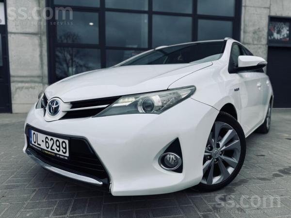 White Toyota Auris 2013 in Cesis, with an engine capacity of 1.80 L and mileage of 0 thousand km for 7950 €, photo 3 on AUTOMOTO.COM.LV