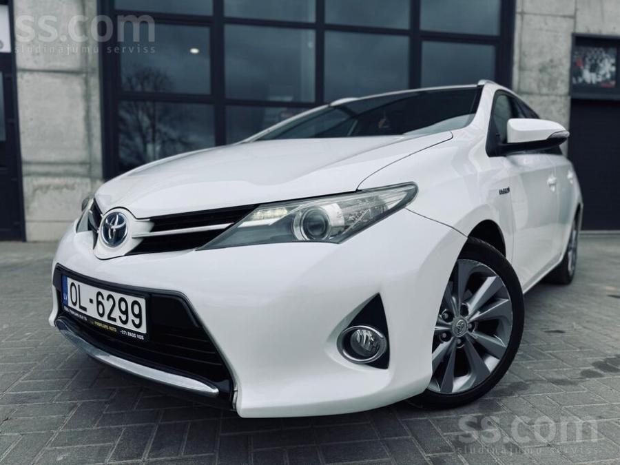 Balts Toyota Auris 2013 Cēsis, ar dzinēja tilpumu 1.80 L un nobraukumu 0 tūkst. km par 7950 €, foto 4 vietnē AUTOMOTO.COM.LV