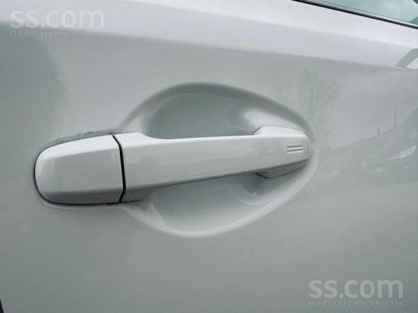 White Toyota Auris 2013 in Cesis, with an engine capacity of 1.80 L and mileage of 0 thousand km for 7950 €, photo 9 on AUTOMOTO.COM.LV