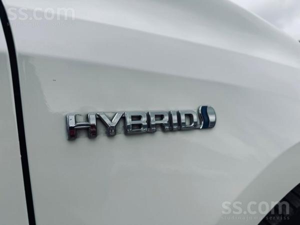 White Toyota Auris 2013 in Cesis, with an engine capacity of 1.80 L and mileage of 0 thousand km for 7950 €, photo 10 on AUTOMOTO.COM.LV
