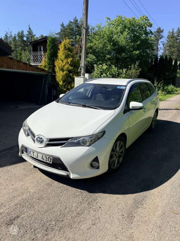 White Toyota Auris 2013 in Vilnius, with an engine capacity of 1.80 L and mileage of 196 thousand km for 6800 €, photo 1 on AUTOMOTO.COM.LV