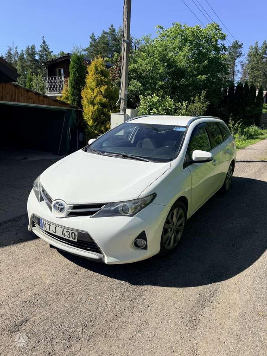 Balts Toyota Auris 2013 Viļņa, ar dzinēja tilpumu 1.80 L un nobraukumu 196 tūkst. km par 6800 €, foto 1 vietnē AUTOMOTO.COM.LV