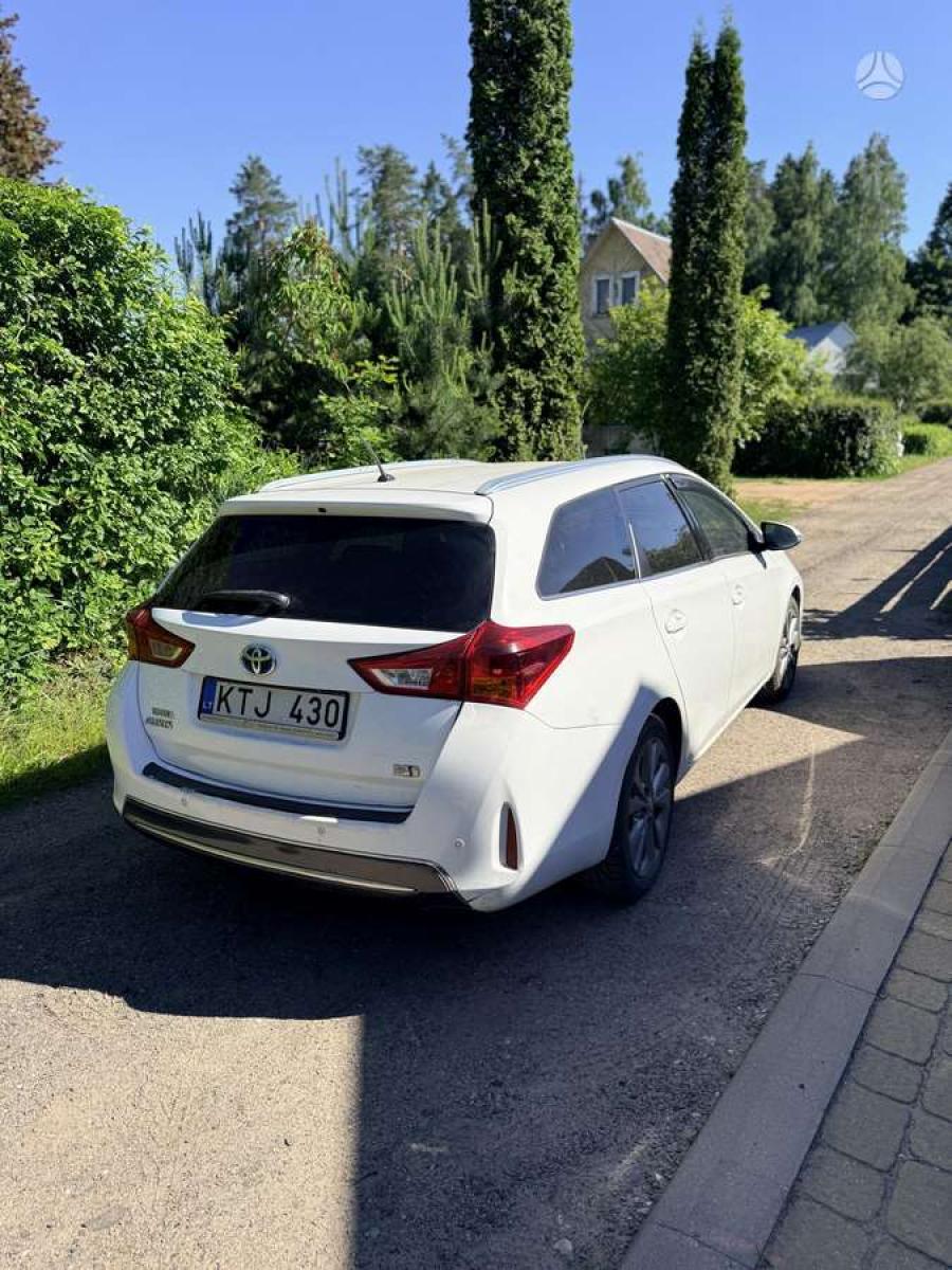 Balts Toyota Auris 2013 Viļņa, ar dzinēja tilpumu 1.80 L un nobraukumu 196 tūkst. km par 6800 €, foto 5 vietnē AUTOMOTO.COM.LV