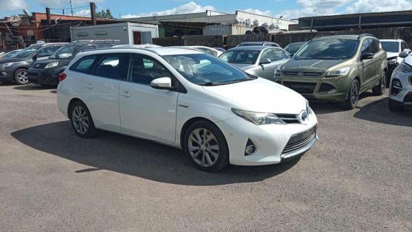 White Toyota Auris 2013 in Panevezys, with an engine capacity of 1.80 L and mileage of 333 thousand km for 5300 €, photo 1 on AUTOMOTO.COM.LV