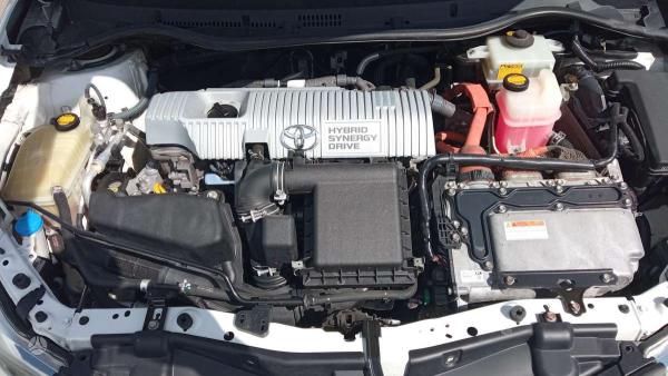 White Toyota Auris 2013 in Panevezys, with an engine capacity of 1.80 L and mileage of 333 thousand km for 5300 €, photo 36 on AUTOMOTO.COM.LV