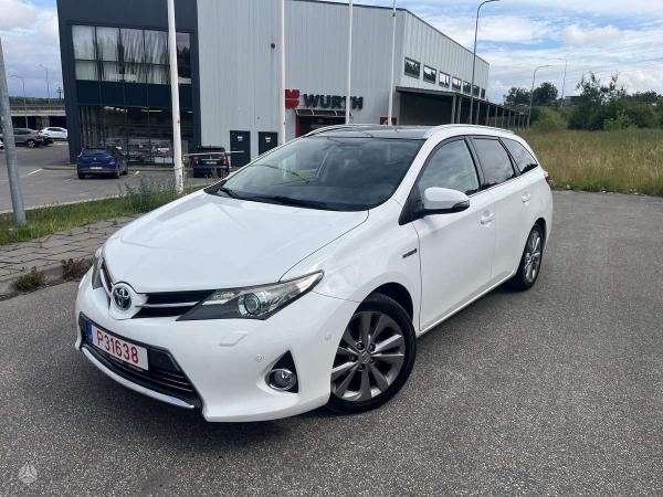 White Toyota Auris 2013 in Vilnius, with an engine capacity of 1.80 L and mileage of 263 thousand km for 8650 €, photo 1 on AUTOMOTO.COM.LV