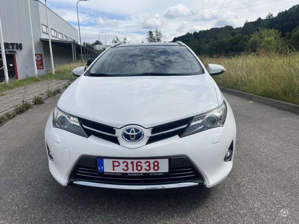 White Toyota Auris 2013 in Vilnius, with an engine capacity of 1.80 L and mileage of 263 thousand km for 8650 €, photo 2 on AUTOMOTO.COM.LV