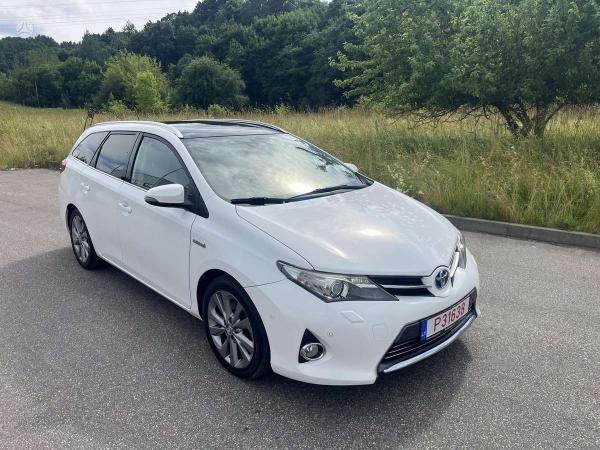 White Toyota Auris 2013 in Vilnius, with an engine capacity of 1.80 L and mileage of 263 thousand km for 8650 €, photo 3 on AUTOMOTO.COM.LV