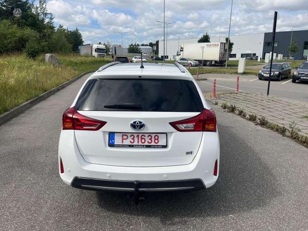 White Toyota Auris 2013 in Vilnius, with an engine capacity of 1.80 L and mileage of 263 thousand km for 8650 €, photo 6 on AUTOMOTO.COM.LV
