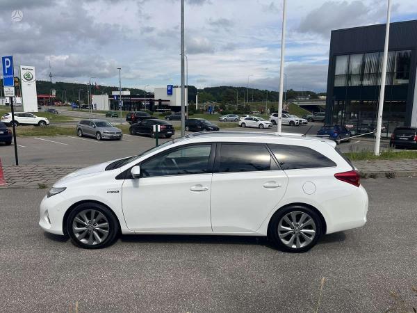 White Toyota Auris 2013 in Vilnius, with an engine capacity of 1.80 L and mileage of 263 thousand km for 8650 €, photo 8 on AUTOMOTO.COM.LV