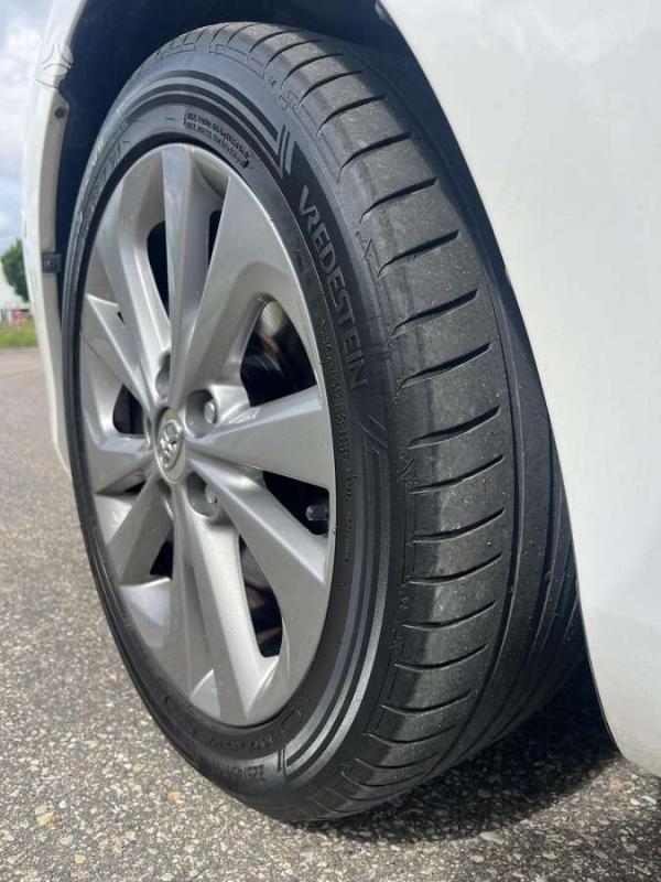 White Toyota Auris 2013 in Vilnius, with an engine capacity of 1.80 L and mileage of 263 thousand km for 8650 €, photo 10 on AUTOMOTO.COM.LV