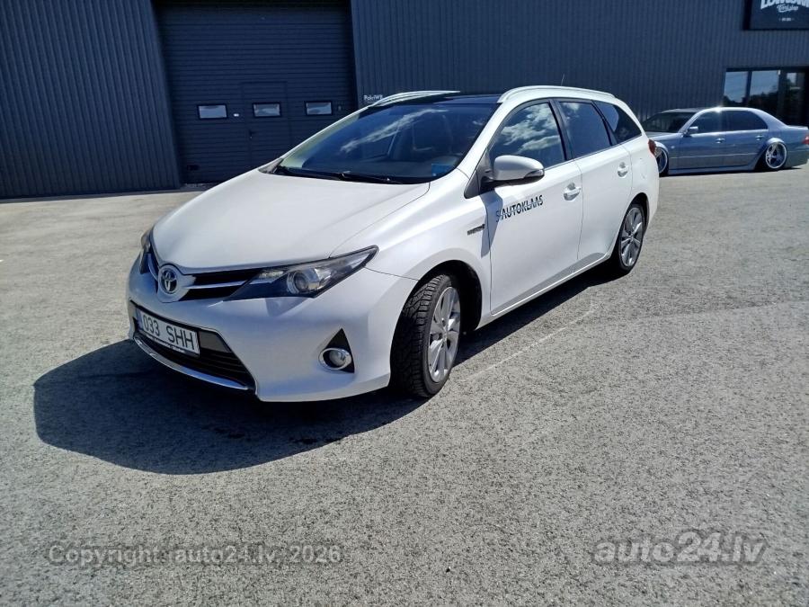 White Toyota Auris 2013 in Tallinn, with an engine capacity of 1.80 L and mileage of 291 thousand km for 6500 €, photo 3 on AUTOMOTO.COM.LV