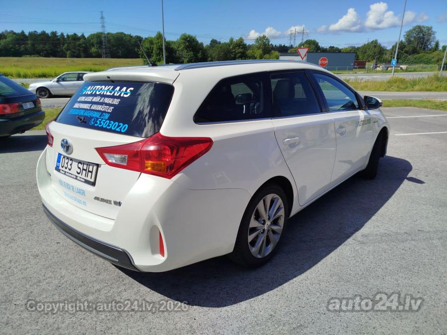 White Toyota Auris 2013 in Tallinn, with an engine capacity of 1.80 L and mileage of 291 thousand km for 6500 €, photo 6 on AUTOMOTO.COM.LV