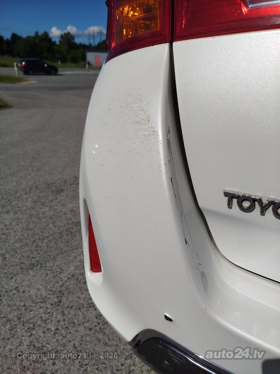 White Toyota Auris 2013 in Tallinn, with an engine capacity of 1.80 L and mileage of 291 thousand km for 6500 €, photo 8 on AUTOMOTO.COM.LV