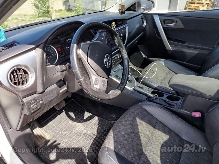 White Toyota Auris 2013 in Tallinn, with an engine capacity of 1.80 L and mileage of 291 thousand km for 6500 €, photo 9 on AUTOMOTO.COM.LV