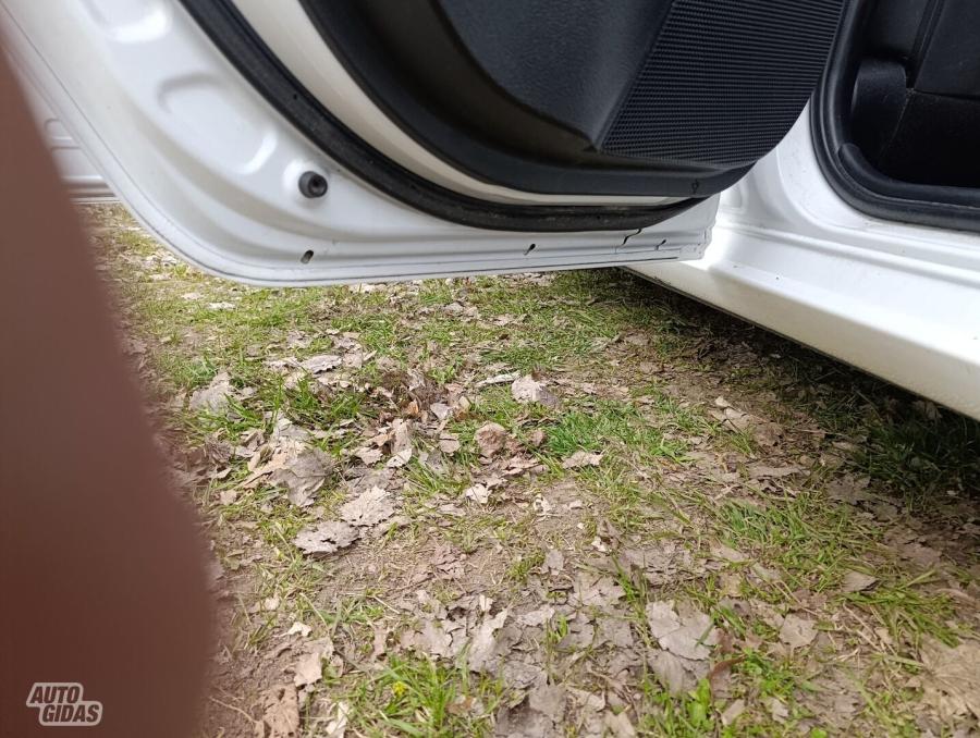 Balts Toyota Auris 2013 Kauņa, ar dzinēja tilpumu 1.80 L un nobraukumu 241 tūkst. km par 7300 €, foto 12 vietnē AUTOMOTO.COM.LV