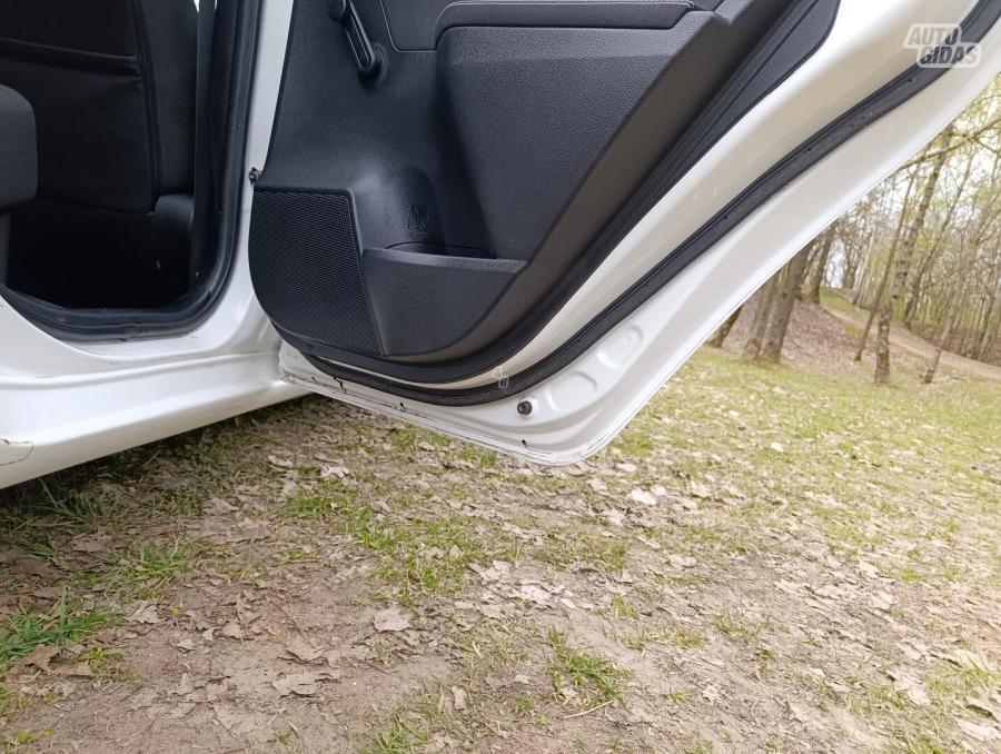 Balts Toyota Auris 2013 Kauņa, ar dzinēja tilpumu 1.80 L un nobraukumu 241 tūkst. km par 7300 €, foto 15 vietnē AUTOMOTO.COM.LV