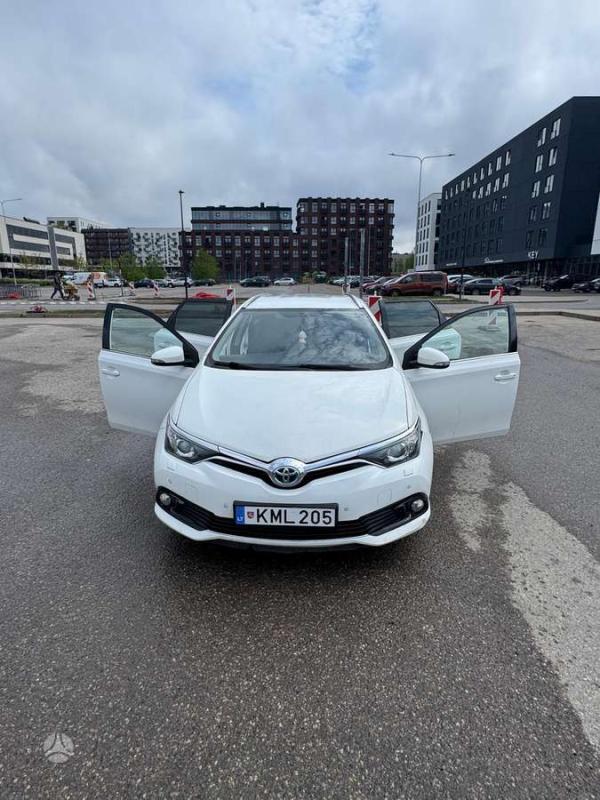 Balts Toyota Auris 2013 Viļņa, ar dzinēja tilpumu 1.80 L un nobraukumu 150 tūkst. km par 7749 €, foto 6 vietnē AUTOMOTO.COM.LV