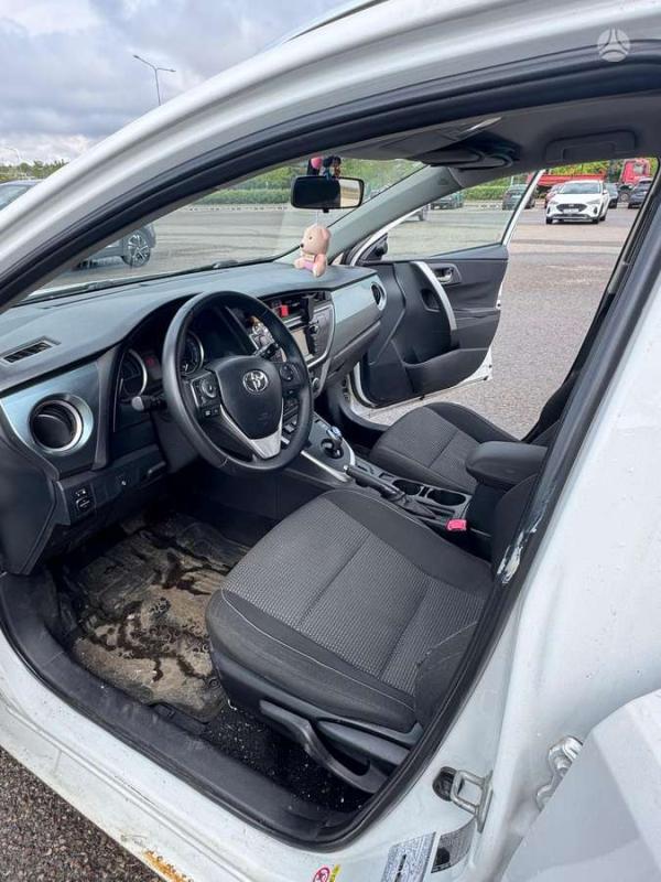 Balts Toyota Auris 2013 Viļņa, ar dzinēja tilpumu 1.80 L un nobraukumu 150 tūkst. km par 7749 €, foto 9 vietnē AUTOMOTO.COM.LV