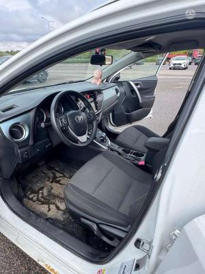 Balts Toyota Auris 2013 Viļņa, ar dzinēja tilpumu 1.80 L un nobraukumu 150 tūkst. km par 7749 €, foto 10 vietnē AUTOMOTO.COM.LV