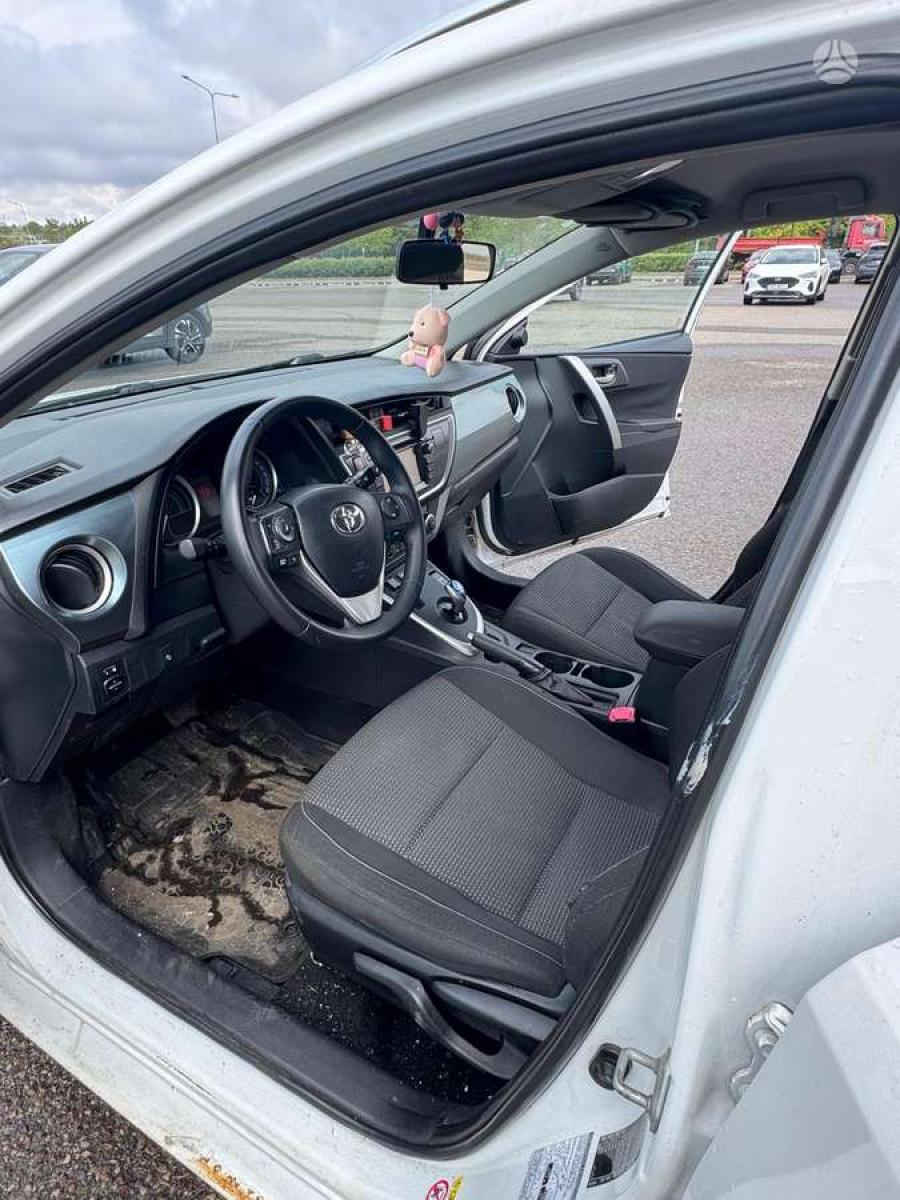 Balts Toyota Auris 2013 Viļņa, ar dzinēja tilpumu 1.80 L un nobraukumu 150 tūkst. km par 7749 €, foto 10 vietnē AUTOMOTO.COM.LV