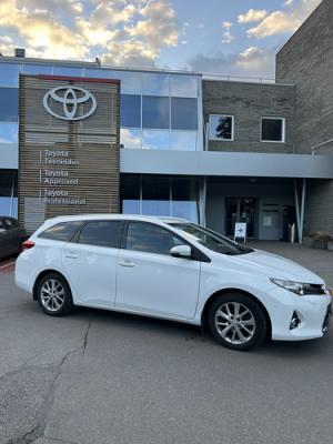 White Toyota Auris 2013 in Tallinn, with an engine capacity of 1.60 L and mileage of 110 thousand km for 9400 €, photo  on AUTOMOTO.COM.LV