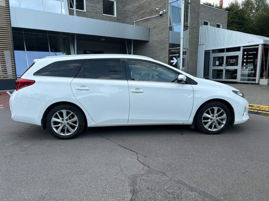 White Toyota Auris 2013 in Tallinn, with an engine capacity of 1.60 L and mileage of 110 thousand km for 9400 €, photo 3 on AUTOMOTO.COM.LV