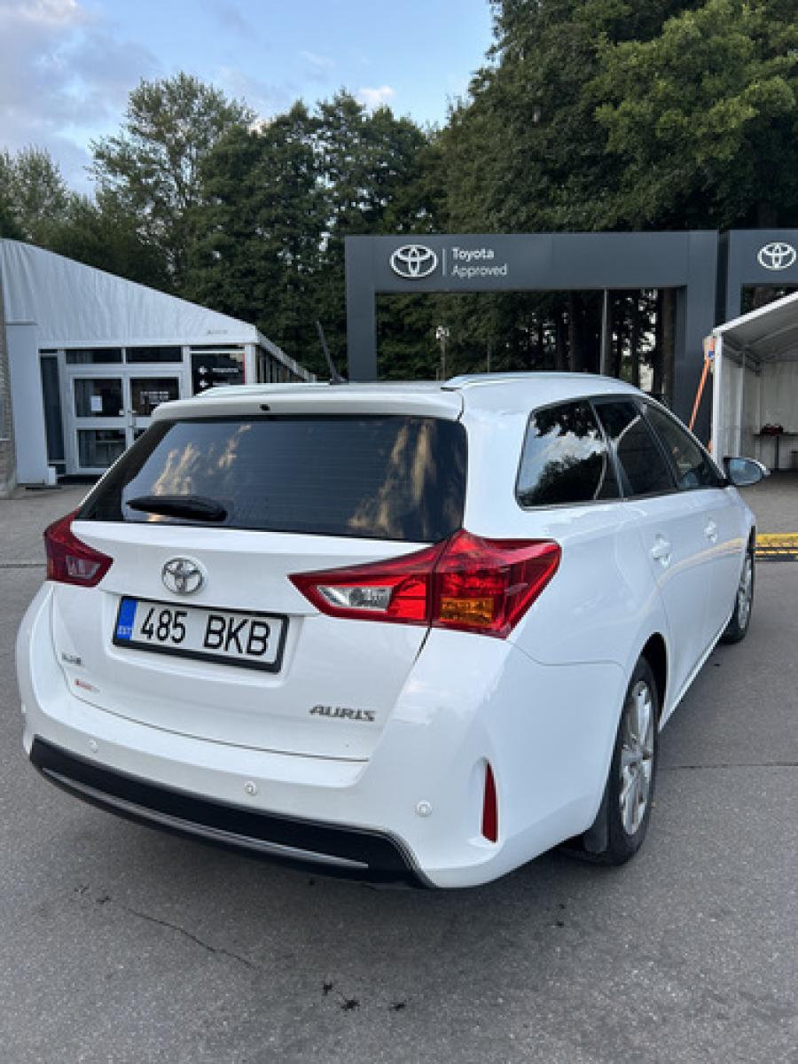 White Toyota Auris 2013 in Tallinn, with an engine capacity of 1.60 L and mileage of 110 thousand km for 9400 €, photo 4 on AUTOMOTO.COM.LV