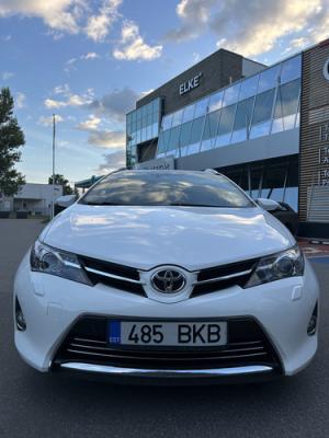 White Toyota Auris 2013 in Tallinn, with an engine capacity of 1.60 L and mileage of 110 thousand km for 9400 €, photo 5 on AUTOMOTO.COM.LV