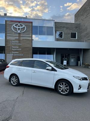 White Toyota Auris 2013 in Tallinn, with an engine capacity of 1.60 L and mileage of 110 thousand km for 9400 €, photo 7 on AUTOMOTO.COM.LV
