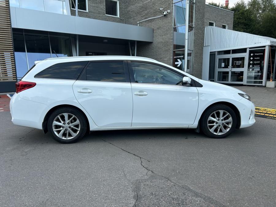 White Toyota Auris 2013 in Tallinn, with an engine capacity of 1.60 L and mileage of 110 thousand km for 9400 €, photo 8 on AUTOMOTO.COM.LV