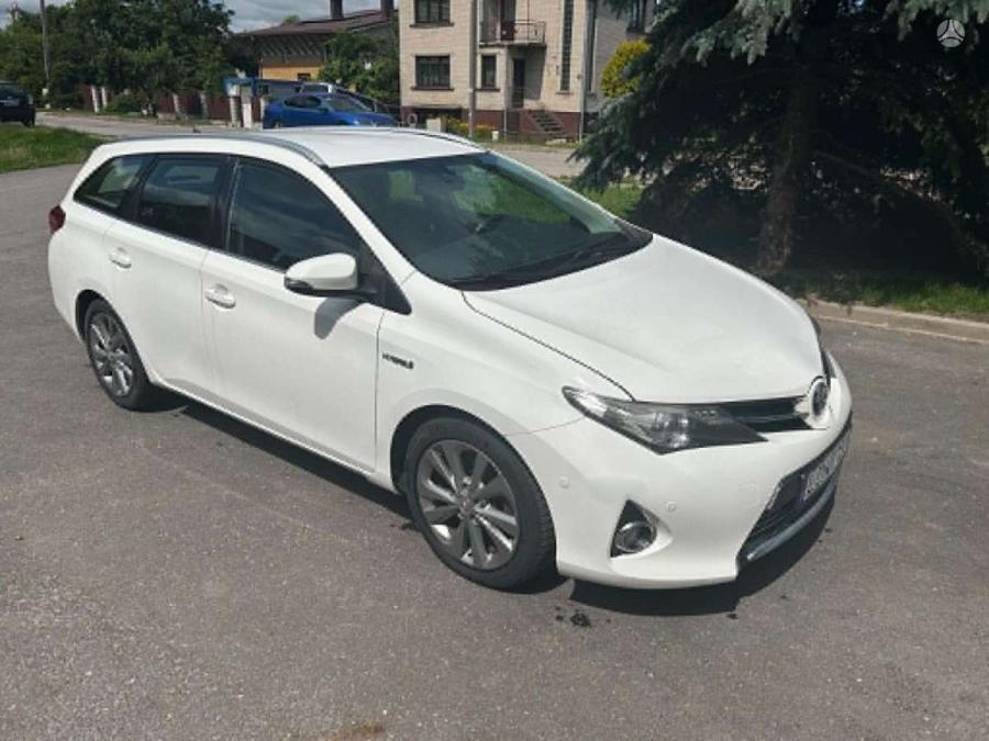 White Toyota Auris 2013 in Kaunas, with an engine capacity of 1.80 L and mileage of 360 thousand km for 6450 €, photo 1 on AUTOMOTO.COM.LV