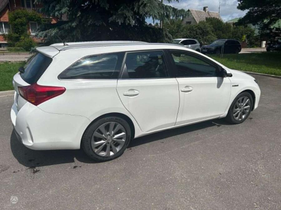 White Toyota Auris 2013 in Kaunas, with an engine capacity of 1.80 L and mileage of 360 thousand km for 6450 €, photo 4 on AUTOMOTO.COM.LV