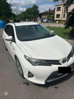 White Toyota Auris 2013 in Kaunas, with an engine capacity of 1.80 L and mileage of 360 thousand km for 6450 €, photo 5 on AUTOMOTO.COM.LV