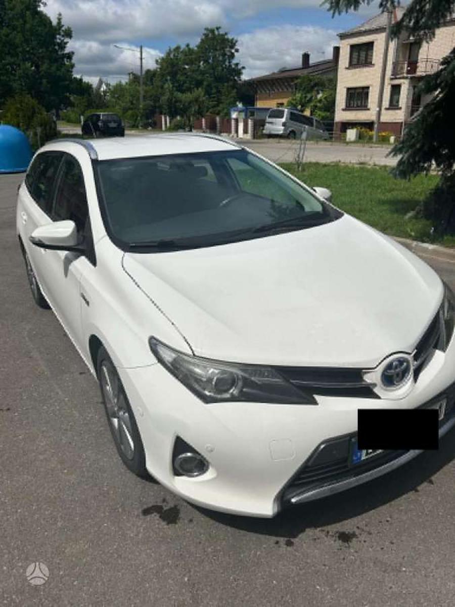 White Toyota Auris 2013 in Kaunas, with an engine capacity of 1.80 L and mileage of 360 thousand km for 6450 €, photo 5 on AUTOMOTO.COM.LV