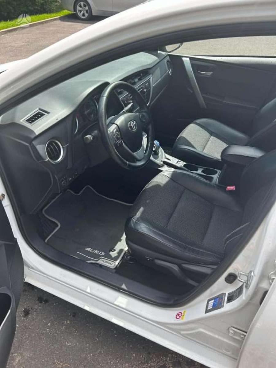 White Toyota Auris 2013 in Kaunas, with an engine capacity of 1.80 L and mileage of 360 thousand km for 6450 €, photo 6 on AUTOMOTO.COM.LV