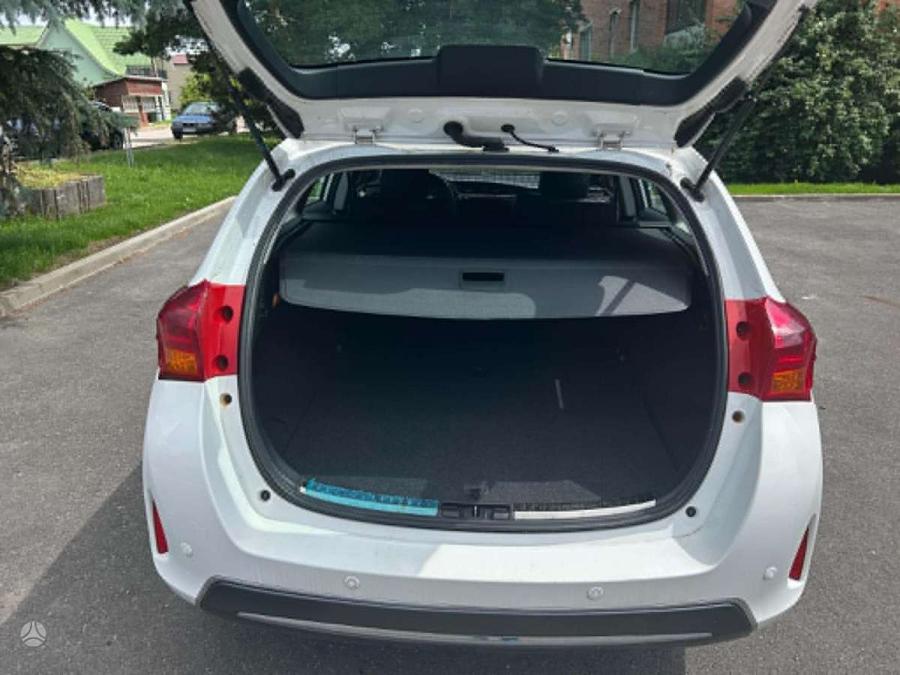 White Toyota Auris 2013 in Kaunas, with an engine capacity of 1.80 L and mileage of 360 thousand km for 6450 €, photo 8 on AUTOMOTO.COM.LV