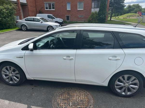 White Toyota Auris 2013 in Kaunas, with an engine capacity of 1.80 L and mileage of 360 thousand km for 6450 €, photo 9 on AUTOMOTO.COM.LV