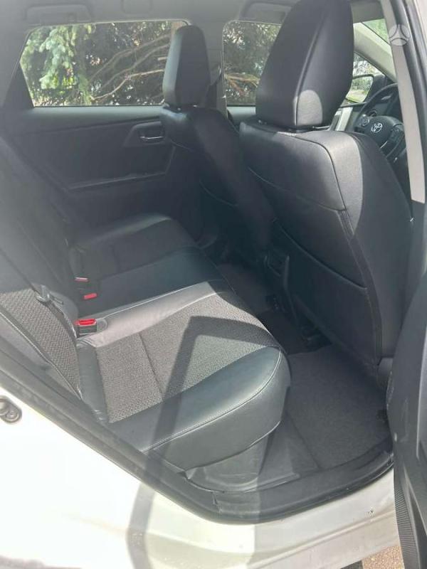 White Toyota Auris 2013 in Kaunas, with an engine capacity of 1.80 L and mileage of 360 thousand km for 6450 €, photo 10 on AUTOMOTO.COM.LV
