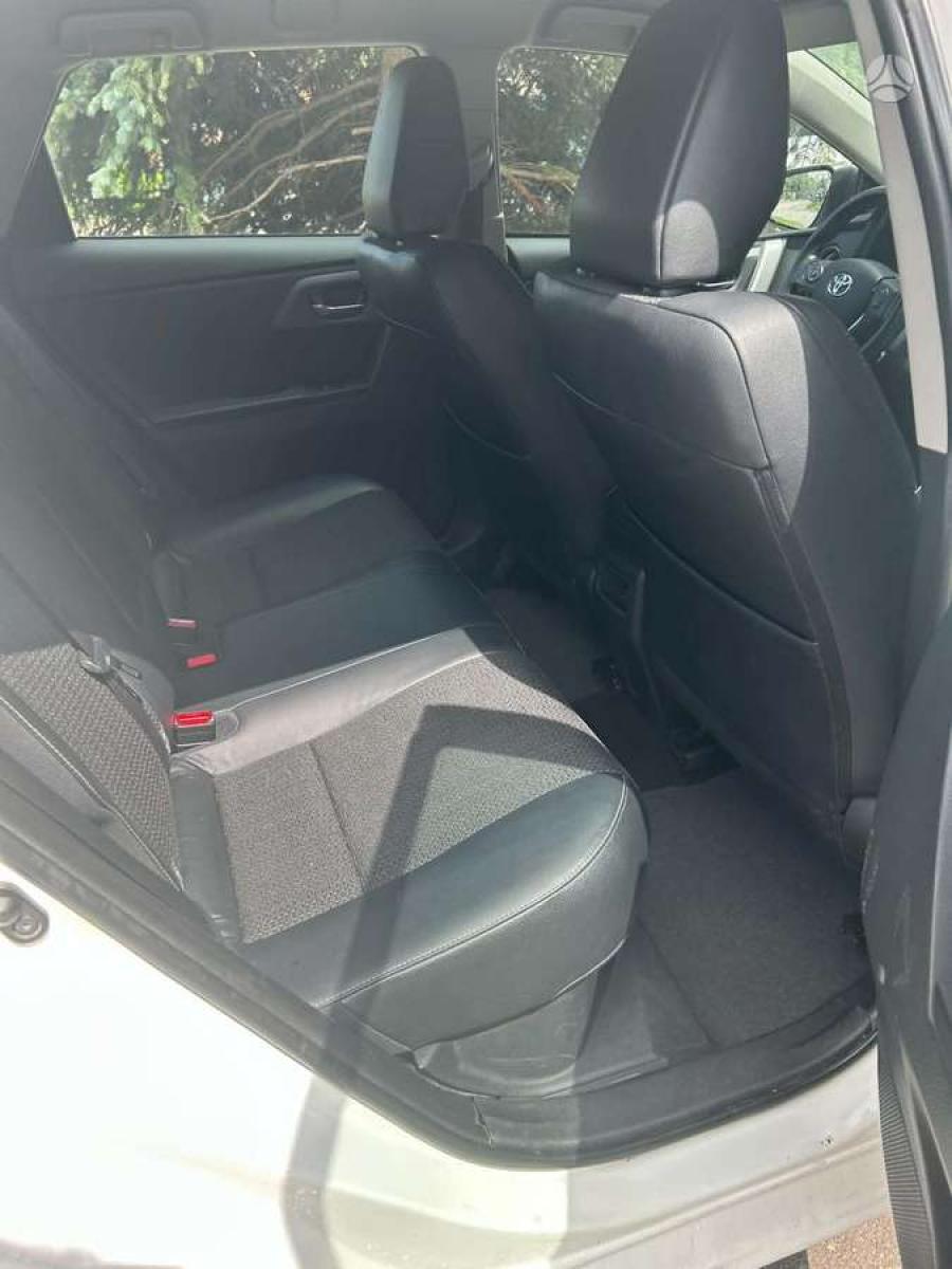 White Toyota Auris 2013 in Kaunas, with an engine capacity of 1.80 L and mileage of 360 thousand km for 6450 €, photo 10 on AUTOMOTO.COM.LV