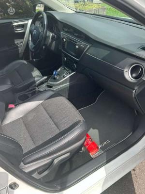 White Toyota Auris 2013 in Kaunas, with an engine capacity of 1.80 L and mileage of 360 thousand km for 6450 €, photo 11 on AUTOMOTO.COM.LV
