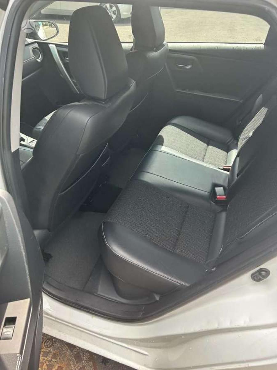 White Toyota Auris 2013 in Kaunas, with an engine capacity of 1.80 L and mileage of 360 thousand km for 6450 €, photo 12 on AUTOMOTO.COM.LV