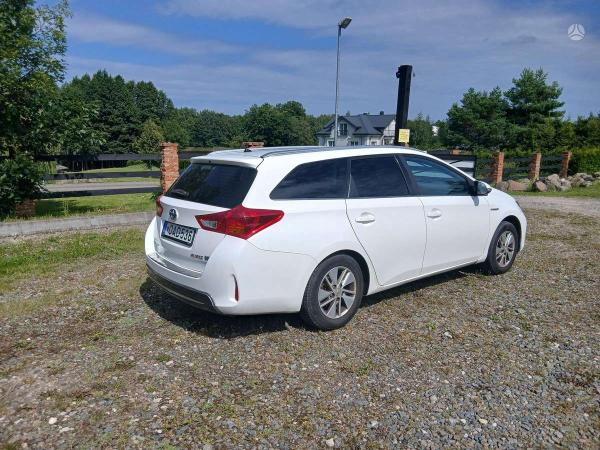 White Toyota Auris 2013 in Vilnius, with an engine capacity of 1.80 L and mileage of 263 thousand km for 6950 €, photo 4 on AUTOMOTO.COM.LV