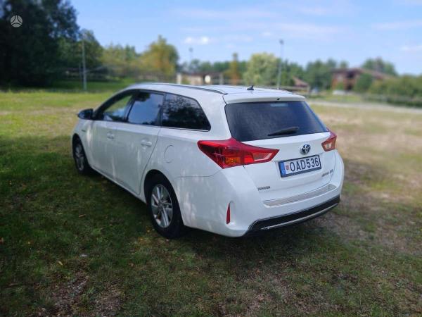 White Toyota Auris 2013 in Vilnius, with an engine capacity of 1.80 L and mileage of 263 thousand km for 6950 €, photo 5 on AUTOMOTO.COM.LV
